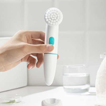 How to Use a Facial Cleansing Brush: Step-by-Step Guide | WELLAND